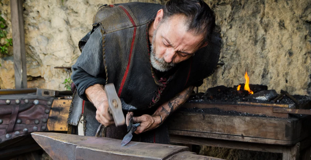 Démonstration de forge au Château de Castelnaud en famille | Kidiklik